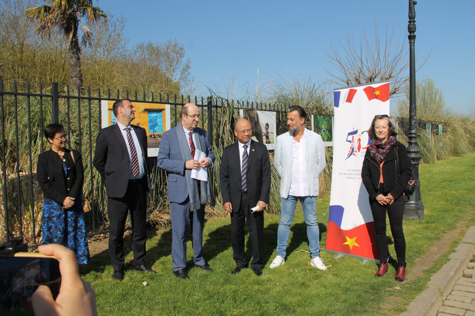 Exposition du Honfleurais Réhahn le long du Jardin des Personnalités ...